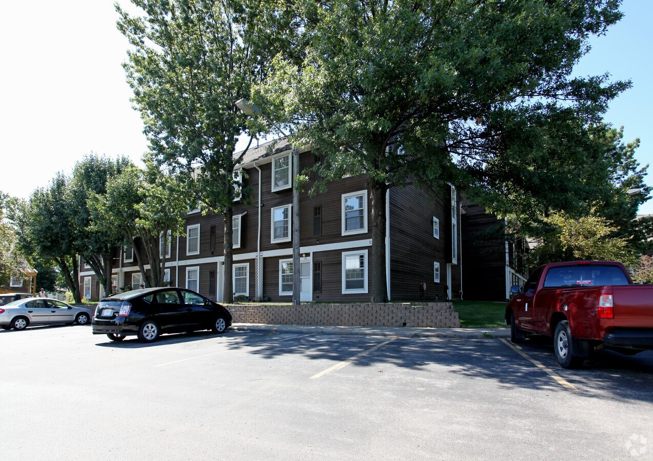 Golden Oaks Apartments - Kansas City, Missouri - 0 unit available | After55