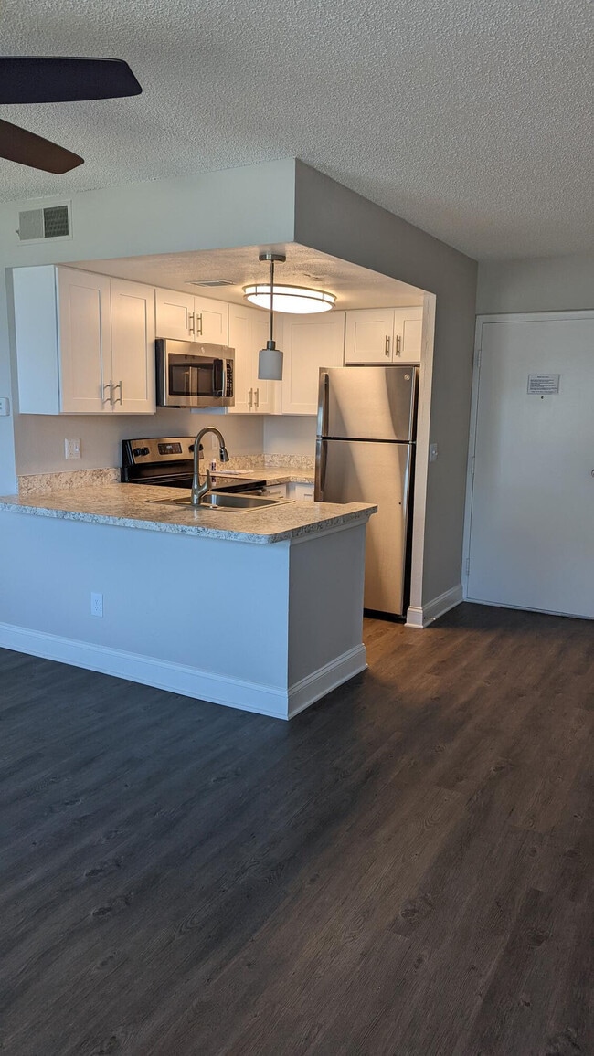 Scottish Towers II Apartments - Dunedin, Florida - 10 units available ...