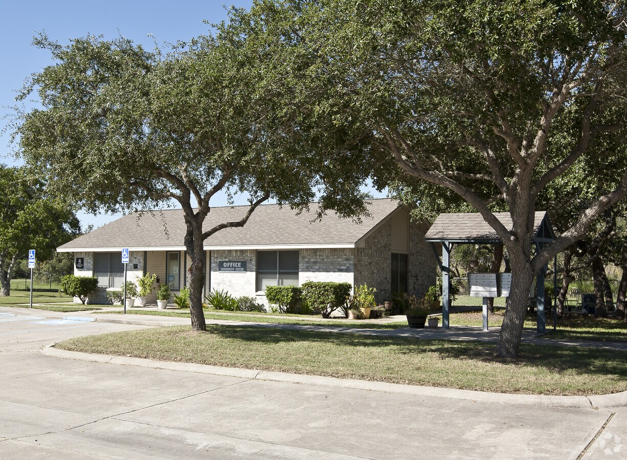 Linden Oaks Apartments - Rockport, TX | After55